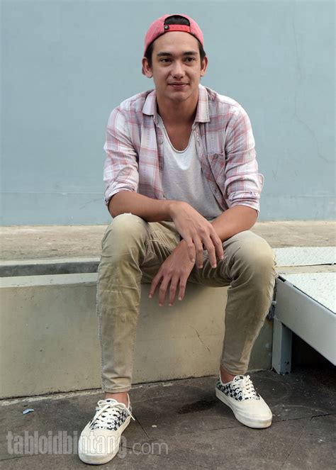 Adipati Dolken Tampil Santai Kenakan Kemeja Kotak Kotak Tabloidbintang Com