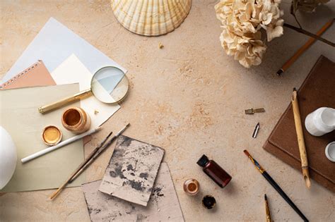 아티스트의 작업 공간 플랫레이 소박한 배경에 예술 장비 복사 공간이 있는 맨 위 뷰입니다 개념에 대한 스톡 사진 및 기타 이미지 Istock