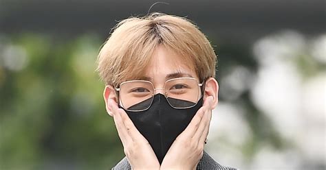 뱀뱀 수줍은 꽃미남[포토엔hd]