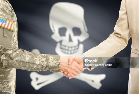 양복을 입은 미국 군인과 정장차림의 군인이 배경에 깃발을 들고 악수하는 모습 졸리 로저 해적의 상징 계약서에 대한 스톡 사진 및 기타 이미지 Istock