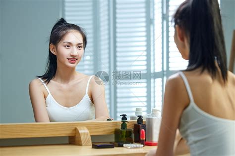 漂亮的年轻女人照镜子高清图片下载 正版图片507646689 摄图网