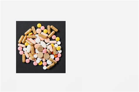 약물 백색 다채로운 라운드 정제 흰색 검은 바탕에 광장에서 추상 배열 아스피린 캡슐 디자인 알 약 치료 건강 한 라이프 스타일 개념을 선택입니다 광고에 대 한 공간을 복사