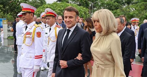 [포토] 베트남 국가 영웅 기념비 헌화 도착하는 마크롱 부부