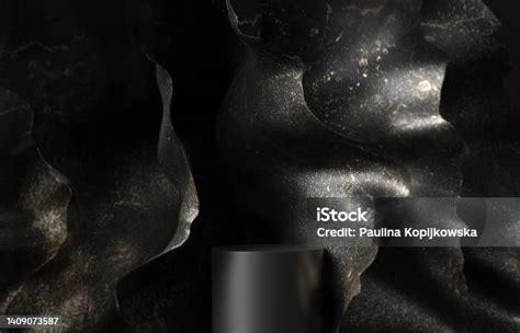 3d 디스플레이 연단 받침대가있는 어두운 배경 금색의 검은 천 고급 실크 뷰티 화장품 제품 프리젠 테이션 스탠드 헝겊 물결을 가진 여성 모형 3d 렌더링 광고 받침대에 대한