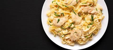 검은 색 배경에 흰색 접시에 집에서 만든 치킨 페투치네 알프레도 상단 보기 위에서 플랫 평지 오버헤드 텍스트 공간입니다 0명에 대한 스톡 사진 및 기타 이미지 Istock