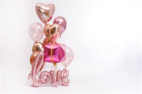 발렌타인 데이 암탉 파티 베이비 샤워 또는 흰색 배경에 성별 파티를위한 세련된 금속 핑크 풍선 비문 사랑 0명에 대한 스톡 사진 및 기타 이미지 Istock