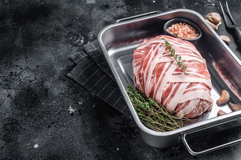 강철 트레이에 갈은 쇠고기 고기와 베이컨 신선한 고기 덩어리로 생 미트로프를 요리합니다 검은 색 배경 맨 위 보기입니다 복사 공간 가금류에 대한 스톡 사진 및 기타 이미지