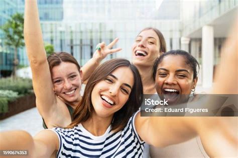도시에서 셀카 사진을 찍고 있는 네 명의 쾌활한 여자 친구들 대학 캠퍼스의 학생 친구들 4 명에 대한 스톡 사진 및 기타 이미지 4 명 Z세대 공동체 Istock