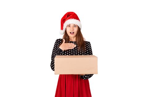 충격된 흥분된 여자 큰 선물 상자를 들고와 서 흰색 배경에 고립 휴일 개념 12월에 대한 스톡 사진 및 기타 이미지 12월 갈색 머리 개념 Istock