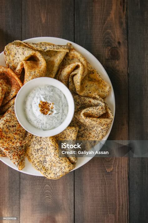 맛 있는 양 귀 비 씨 크레페 와 사 우 어 크림 소스 딜으로 나무 배경에 흰색 접시에 제공 됩니다 최고 보기 및 복사 공간입니다 0명에 대한 스톡 사진 및 기타 이미지