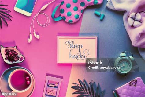 건강한 밤 수면 창조적 인 개념 수면 마스크 알람 시계 이어폰 귀마개 진정 차와 알약 두 개의 톤 핑크와 그린 종이 배경을 나뭇잎으로 분할합니다 텍스트 수면 해킹프레임에