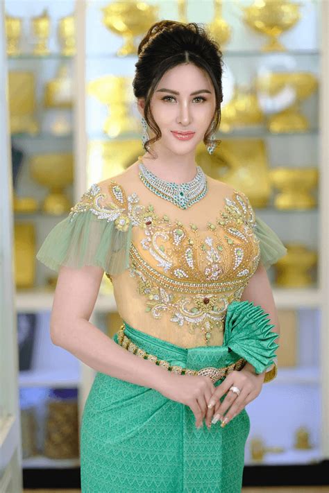 ញាក់សាច់ ឡុង ថាវរី ដាក់មួយឈុតនេះ ស៊ិចស៊ី បង្ហាញដើមទ្រូងស្ទើរទាំងមូល Khmerload Cambodia