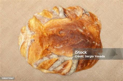 맛있는 수제 브라질 통밀 빵 클로즈업 맨 위 보기입니다 황마 배경에 격리 0명에 대한 스톡 사진 및 기타 이미지 0명 갈색 갈색 빵 Istock