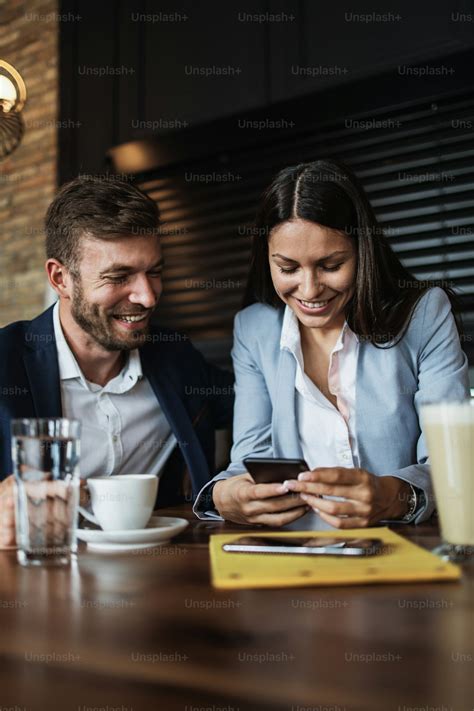 현대적인 카페 바 또는 레스토랑에 앉아 커피를 마시는 행복한 커플 남자와 여자 사진 Unsplash의 카페 이미지