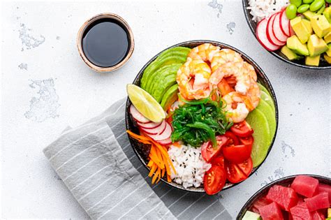 포케 볼 세트 참치 연어 아보카도를 곁들인 새우 과일과 채소 흰 쌀 및 기타 재료 하와이 요리 요리 흰색 테이블 배경 평면도 간장에 대한 스톡 사진 및 기타 이미지 Istock