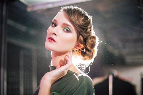 패션 위크 쇼의 무대 뒤에서 패션 여성의 여성 초상화 라이프 스타일 사진 새로운 의류 컬렉션의 무대 뒤에서 패션 디자이너가 착용하는 소녀 오뜨 꾸뛰르 사진 캣워크 무대에