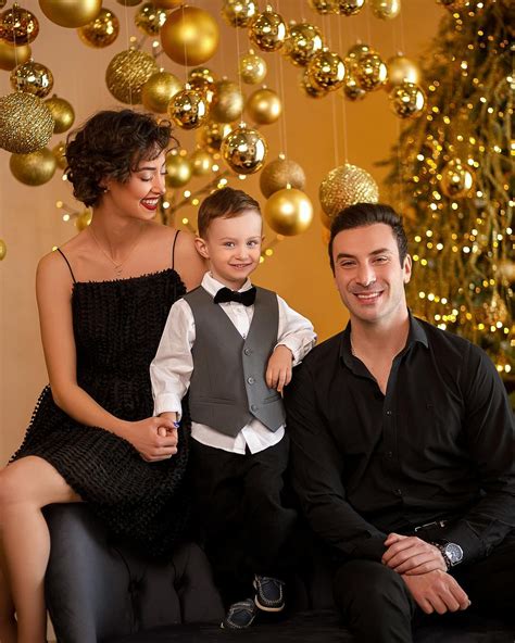 ერთმანეთზე ლამაზები ხართ ანდრია გველესიანის და მაიკო ვაწაძის საახალწლო ოჯახური ფოტოსესია