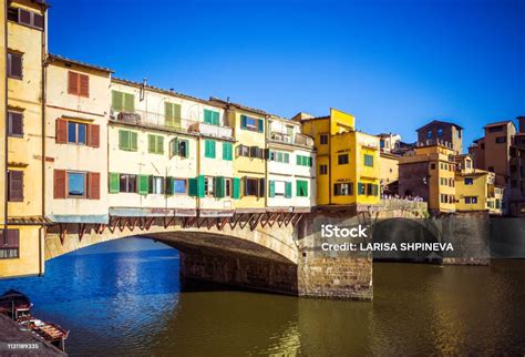 화려한 집의 아 르노 강과 돌 중세 다리 폰 테 베 키 오의 아름 다운 전망 유명한 랜드마크 플로렌스 피렌체 토스카나 이탈리아 거리에 대한 스톡 사진 및 기타 이미지