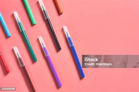 여러 가지 색의 펠트 펜이 유치원의 분홍색 책상 위에 놓여 있습니다 자녀의 육아와 교육의 교훈 공간을 복사합니다 맨 위 보기 개체 그룹에 대한 스톡 사진 및 기타 이미지