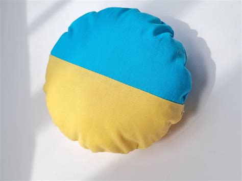 Подушечка декоративна жовто блакитна — ціна 150 грн у каталозі Сувеніри Купити товари для дому