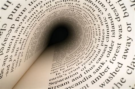 책 개념 내부 검은 극적인 빛과 터널 모양의 원근 감책 페이지에 라틴어 문자와 단어 교육지식 개념 문자에 대한 스톡 사진 및