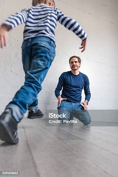 행복함 아버지도 계셨지요 및 아들이예요 발허리뼈와 게임하기 파리 프랑스 연속성에 대한 스톡 사진 및 기타 이미지 연속성 우정 2 3 살 Istock