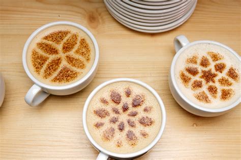 컵 커피와 화재와 접시의 많은 카푸치노 커피입니다 우유와 함께 라 떼 카푸치노 나 에스프레소 커피 한잔 위에 거품 우유를 그리기 계절에 대한 스톡 사진 및 기타 이미지