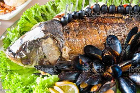 요리 맛 있어 접시 나무 테이블 자연 채광에 접시에 아름 답게 장식 0명에 대한 스톡 사진 및 기타 이미지 0명 고기 굽기 Istock