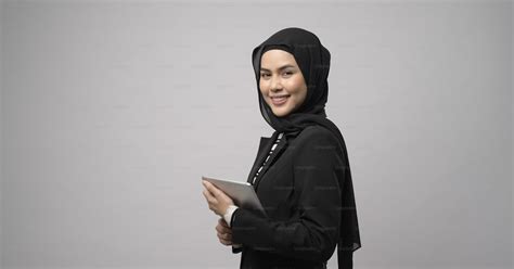 젊은 아름 다운 무슬림 사업가의 초상화는 흰색 배경 스튜디오 위에 태블릿을 들고 있다 사진 Unsplash의 이슬람 소녀 이미지