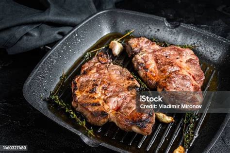구운 돼지고기 스테이크 그릴 팬에 목살 검은 배경입니다 상위 뷰 정육에 대한 스톡 사진 및 기타 이미지 정육 돼지고기