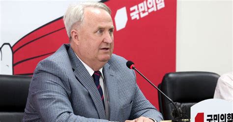 혁신위 ‘희생 권고안 대상자들 침묵 인요한 “몇분 결단하면 분위기 바뀔 것”