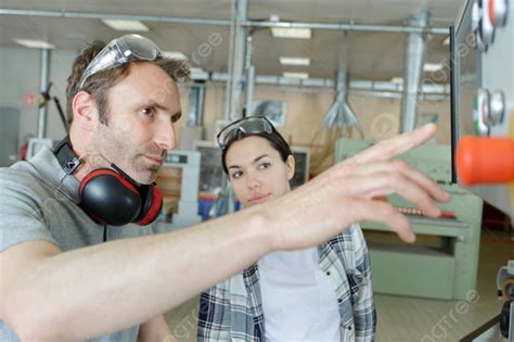 Cnc 기계에 대한 엔지니어 훈련 여성 견습생 사진 배경 및 무료 다운로드를위한 그림 Pngtree