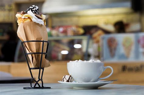 초콜릿 쿠키와 웨이퍼 컵에서 아이스크림 디저트와 마 시 멜로와 커피의 찻잔은 흐리게 화려한 복사 공간 배경에 도자기 접시에 있습니다 0명에 대한 스톡 사진 및 기타 이미지