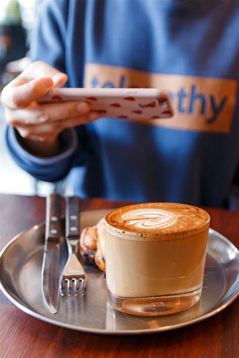 유토이미지 상세페이지 베이직샵 20814483 스마트폰으로 카페에서 음식사진을 찍는 여성의 손