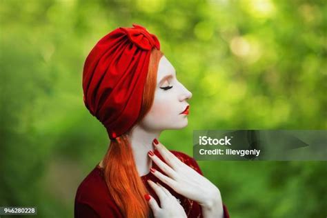 빨간 드레스와 여름 배경에 터 번을 가진 여자 피부와 긴 붉은 머리 창백 붉은 손톱 여자 미국에 대한 스톡 사진 및 기타 이미지