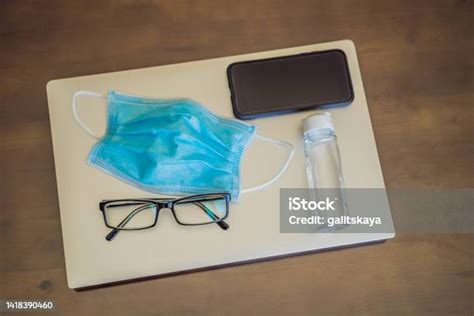 코로나 바이러스 보호 마스크를 착용하고 재택 근무 보호 마스크를 착용 코로나 바이러스에 대한 격리 재택 근무 비즈니스에 대한 스톡 사진 및 기타 이미지 Istock