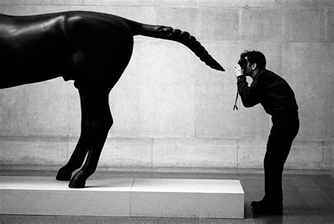 Однажды в музее посетители музеев в фотографиях от классиков до современников 147 фото