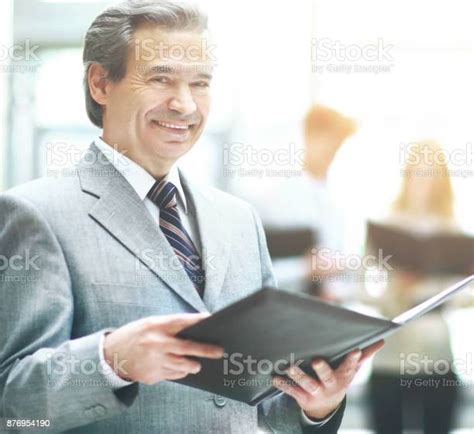 현대 사무실의 배경에 문서와 성공적인 사업가 경영자에 대한 스톡 사진 및 기타 이미지 경영자 공사장 감독 긍정적인 감정