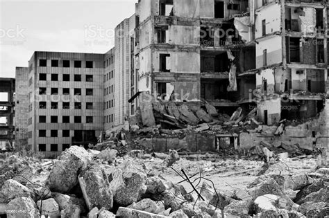 큰 배경 콘크리트 파편의 더미는 건물을 파괴 배경입니다 흑인과 백인 이미지 건설 산업에 대한 스톡 사진 및 기타 이미지 건설