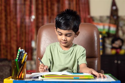 집에서 스마트 폰을 사용하여 온라인 학교 수업에 참석하는 어린 소년 4 5세에 대한 스톡 사진 및 기타 이미지 4 5세 Brand Name Smart Phone