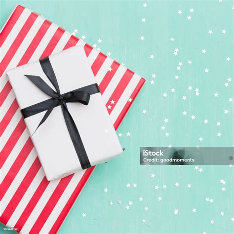 근접 촬영의 크리스마스 선물 흰색과 줄무늬 선물 종이에 싸서 리본 청록색 나무 배경에서 빛나는 별 장식 새 해 휴일 및 축 하 개념 개념에 대한 스톡 사진 및 기타 이미지