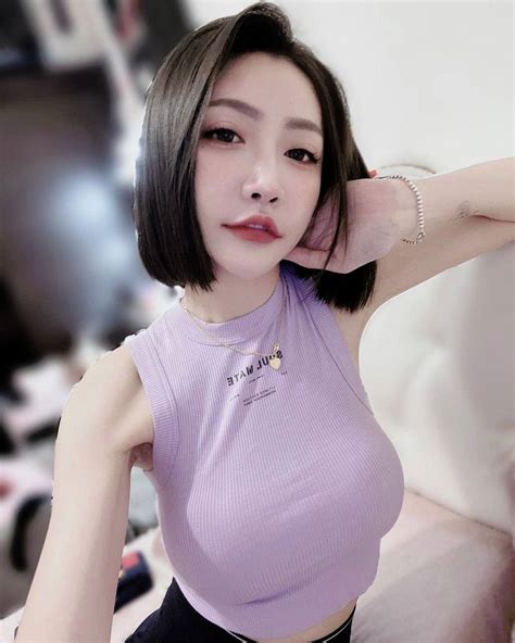 Busty Petite Scrolller