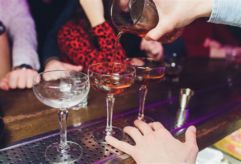 남성 바텐더는 바 배경에서 유리에 셰이 커에서 알코올을 붓는 칵테일을 만드는 것입니다 직장에서의 Barman 개인 장식품에 대한 스톡 사진 및 기타 이미지 Istock