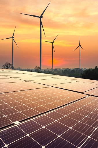 태양 전지판 그리고 전기 풍력 터빈은 일몰에 농장을 운영합니다 개념 청정 에너지 에너지 공급 풍력 터빈 에너지 분배 발전소 에너지 전송 고전압 공급 및 환경 전기 연료 및