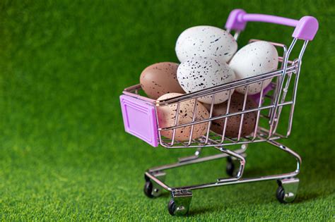 초록색 배경에 얼룩덜룩한 달걀로 가득 찬 미니어처 쇼핑 카트는 부활절 유기농법 자연 개념을 나타냅니다 0명에 대한 스톡 사진 및 기타 이미지 Istock