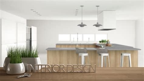 나무 테이블 책상 이나 선반 화분된 잔디 공장 집 열쇠와 3d 문자 단어 인테리어 디자인 전문 현대 부엌 프로젝트 개념 복사 공간 배경 만들기 가정 주방에 대한 스톡 사진