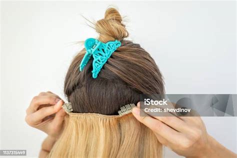 소녀 금발 이동식 머리 클립 확장에 단순히 길이와 볼륨 숱이 또는 탈모 탈모 증 대머리 머리 핀을 추가 여자에 대한 스톡 사진 및 기타 이미지 Istock