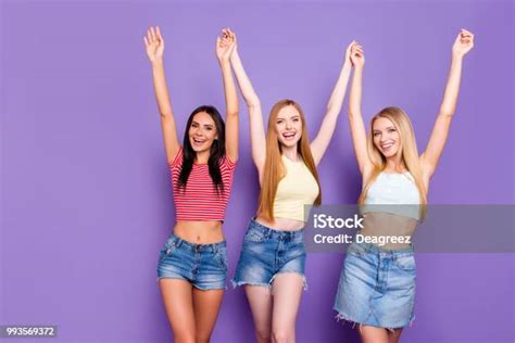 들고 함께 밝고 긍정적인 트리오의 밝은 보라색 배경에 고립 된 여름 시간을 즐기고 팔 발생 합니다 휴가 주말 휴가 개념 3 명에 대한 스톡 사진 및 기타 이미지 Istock