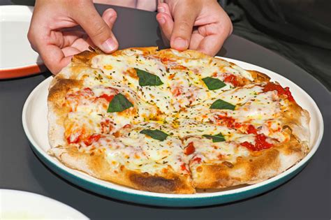 피자 가게에서 맛있는 피자 여자의 손 레스토랑에서 벽돌 오븐 발사 피자를 먹고 레스토랑에 대한 스톡 사진 및 기타 이미지 레스토랑 모차렐라 미식가 Istock