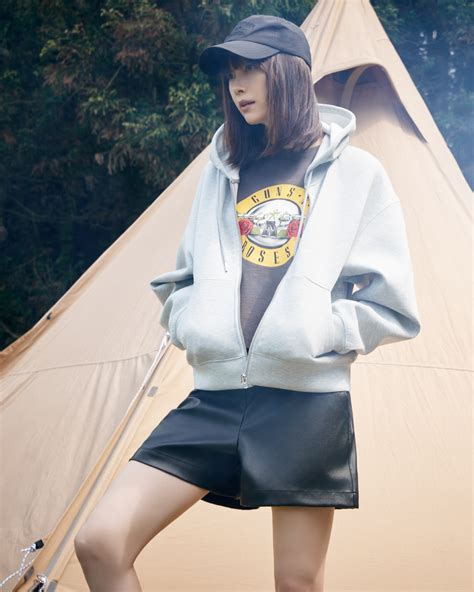 Topten10 탑텐 올 겨울 코듀로이팬츠 로 더 트렌디하게 탑텐이 코듀로이 팬츠는 얇은 골의 코듀로이로 제작되어 부담스럽지 않게 입을 수 있고 스판이 혼방되어